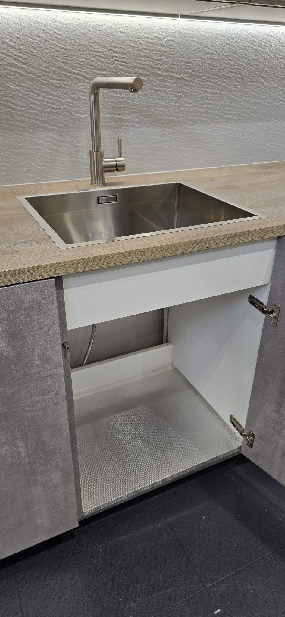 Ex Display Rempp Kitchen With Island and Silestone Worktops - The Used ...