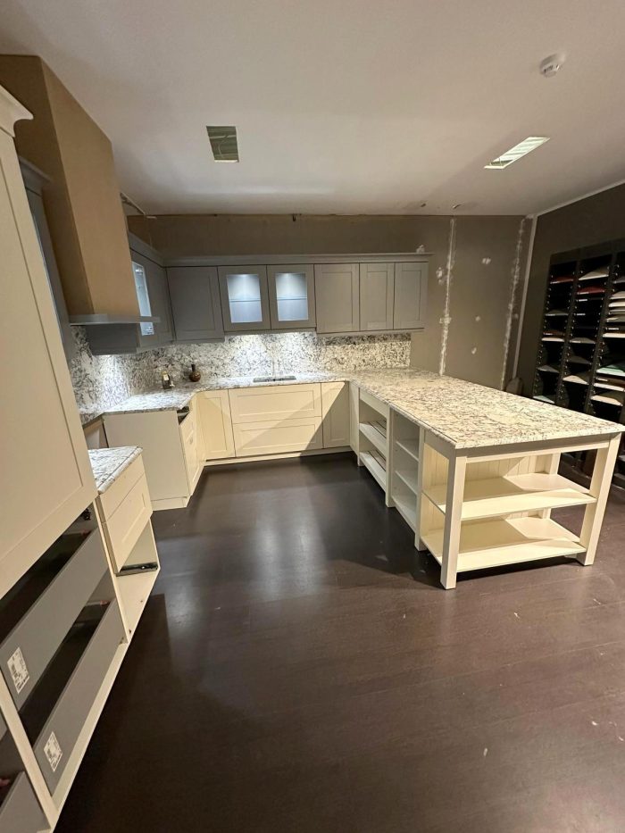 Ex Display Painted Kichen With Granite Worktops - The Used Kitchen Company