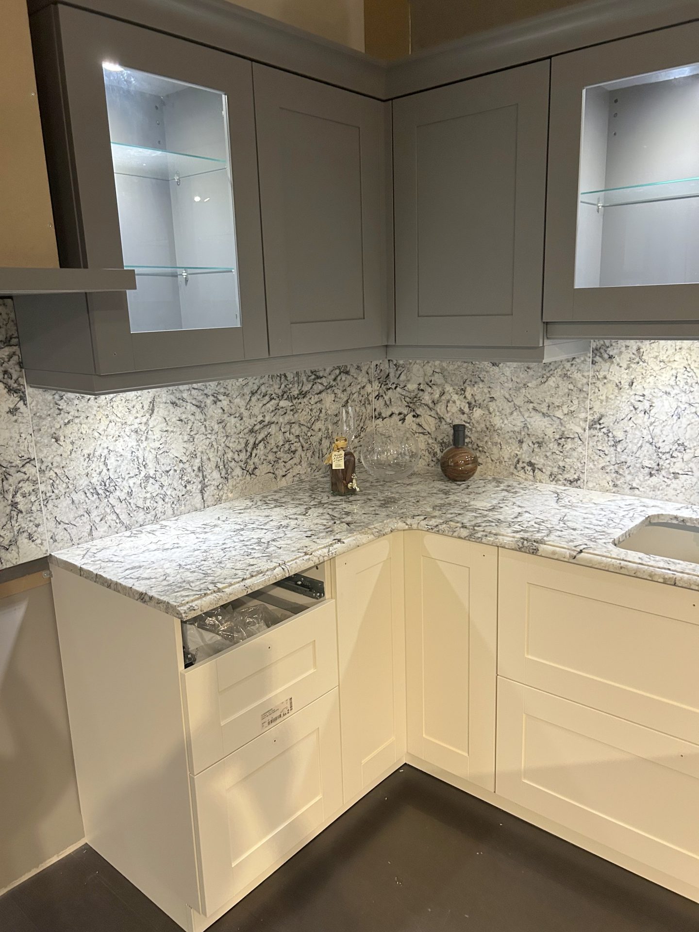 Ex Display Painted Kichen With Granite Worktops - The Used Kitchen Company