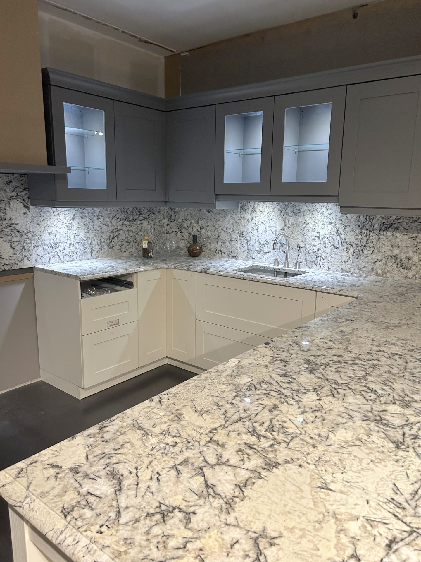 Ex Display Painted Kichen With Granite Worktops - The Used Kitchen Company