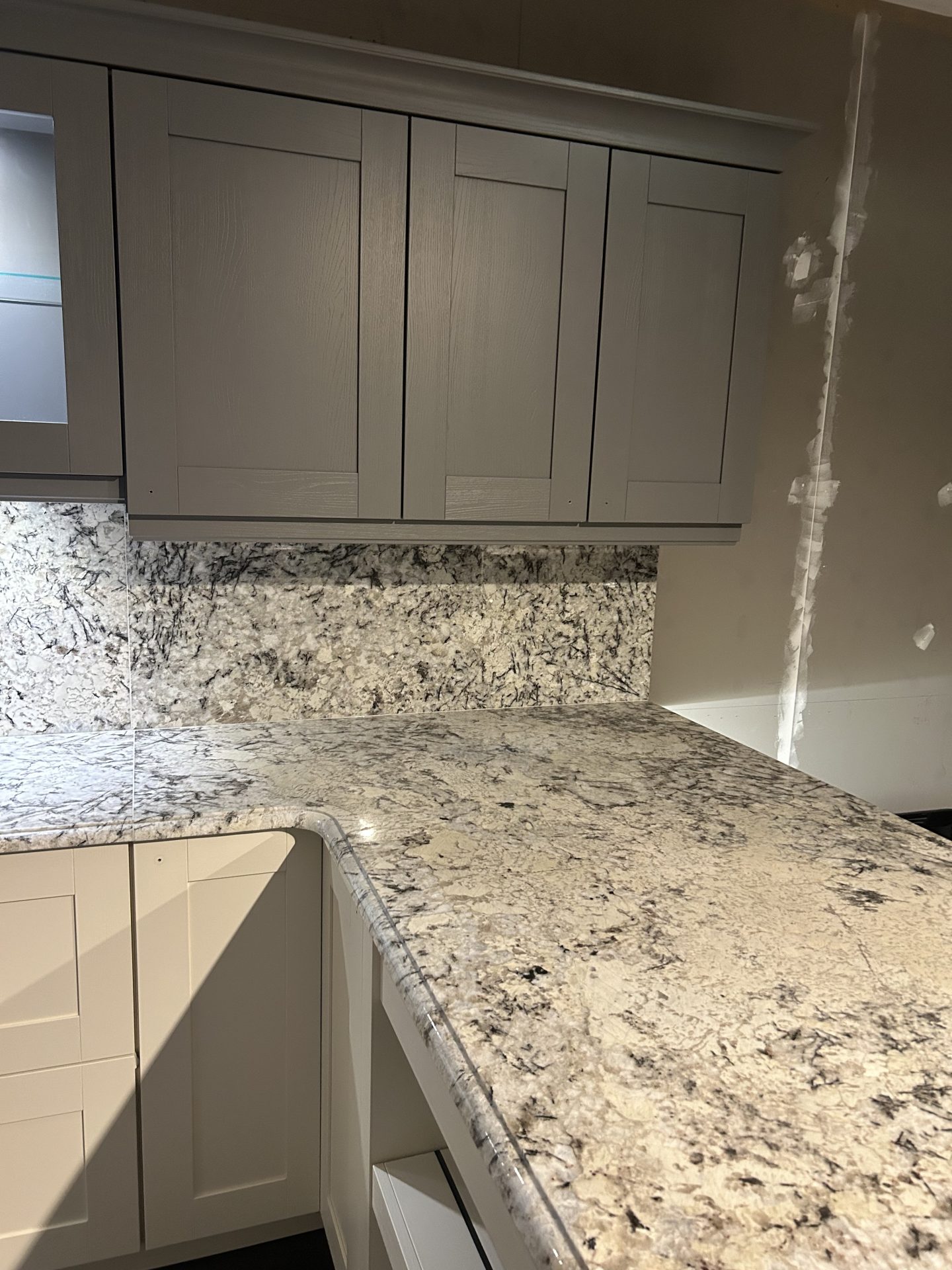 Ex Display Painted Kichen With Granite Worktops - The Used Kitchen Company