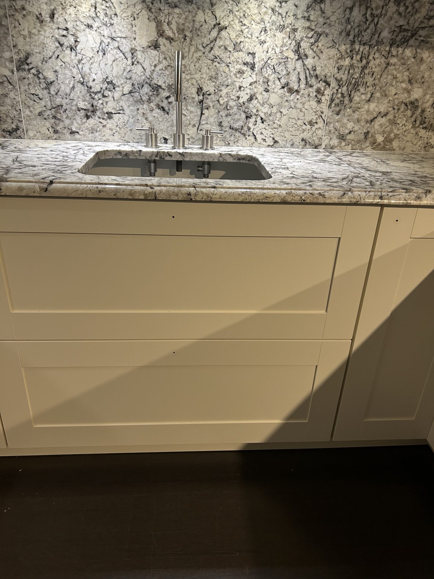 Ex Display Painted Kichen With Granite Worktops - The Used Kitchen Company
