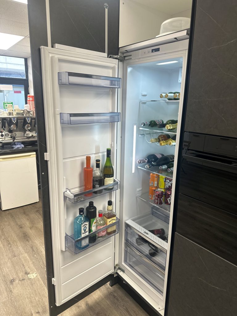 Ex Display Hacker Kitchen With Worktops - The Used Kitchen Company