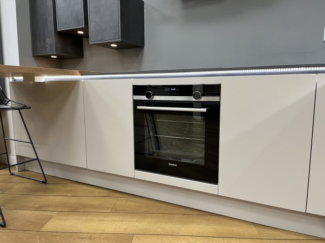 Ex Display Hacker Comet Kitchen with Worktops - The Used Kitchen Company