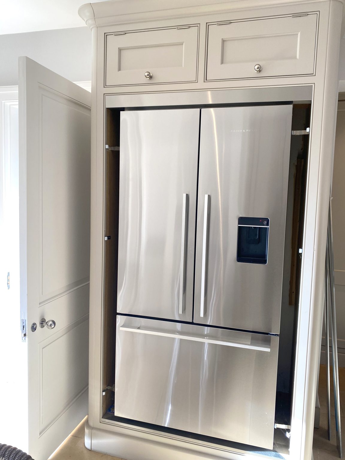 Tom Howley Kitchen with Island, Dresser, Silestone Worktops and ...
