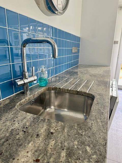 Howdens Kitchen With Breakfast Bar, Granite Worktops and Appliances ...