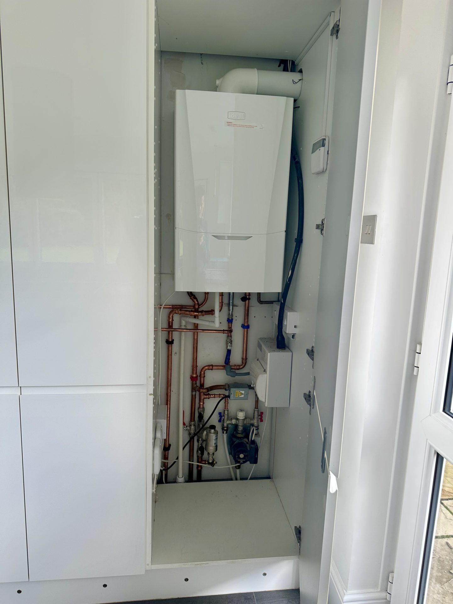 Howdens Kitchen With Breakfast Bar, Granite Worktops and Appliances ...