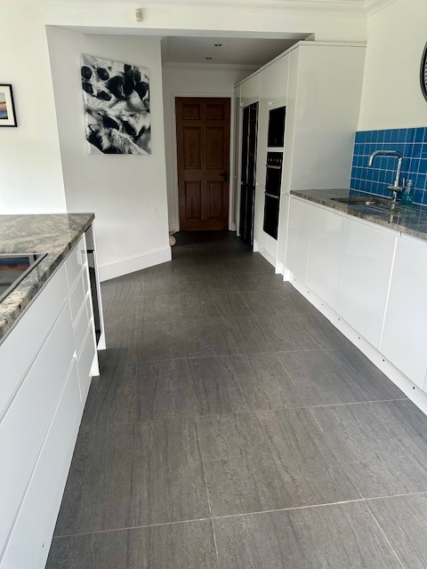 Howdens Kitchen With Breakfast Bar, Granite Worktops and Appliances ...