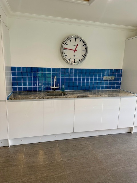 Howdens Kitchen With Breakfast Bar, Granite Worktops and Appliances ...