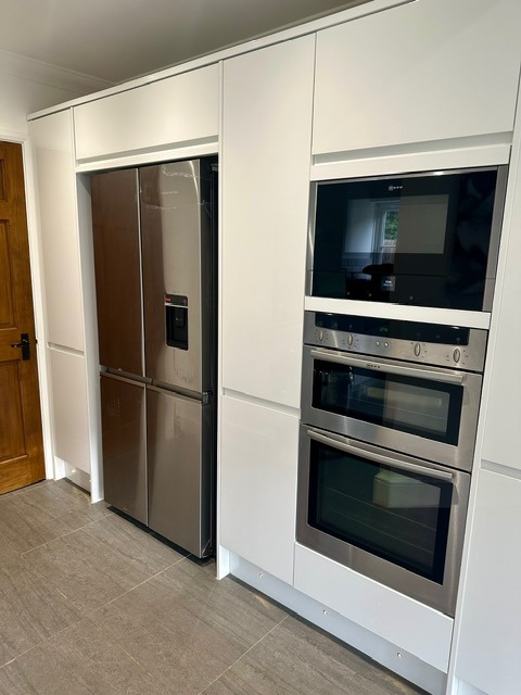 Howdens Kitchen With Breakfast Bar, Granite Worktops and Appliances ...