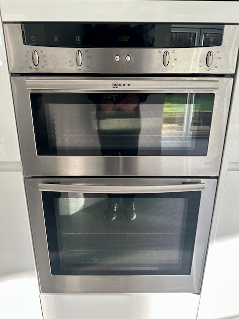 Howdens Kitchen With Breakfast Bar, Granite Worktops and Appliances ...