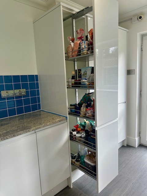 Howdens Kitchen With Breakfast Bar, Granite Worktops and Appliances ...