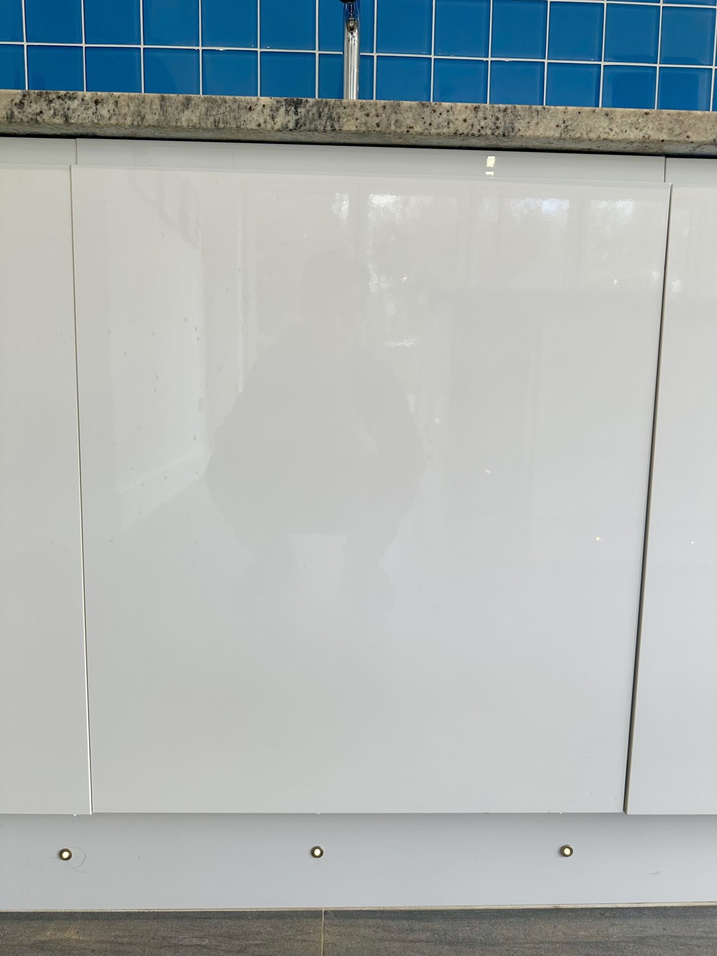 Howdens Kitchen With Breakfast Bar, Granite Worktops and Appliances ...