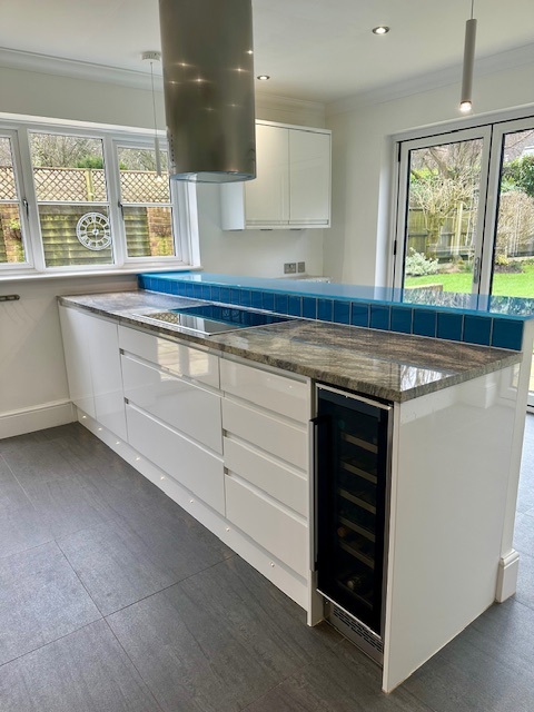 Howdens Kitchen With Breakfast Bar, Granite Worktops and Appliances ...