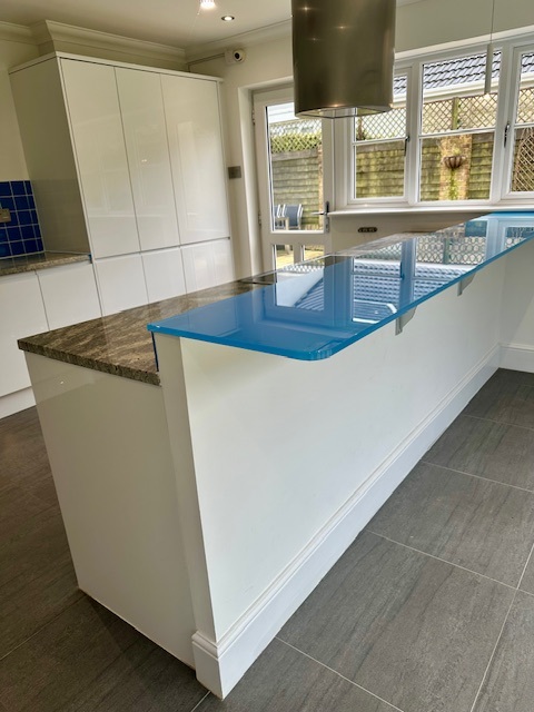 Howdens Kitchen With Breakfast Bar, Granite Worktops and Appliances ...