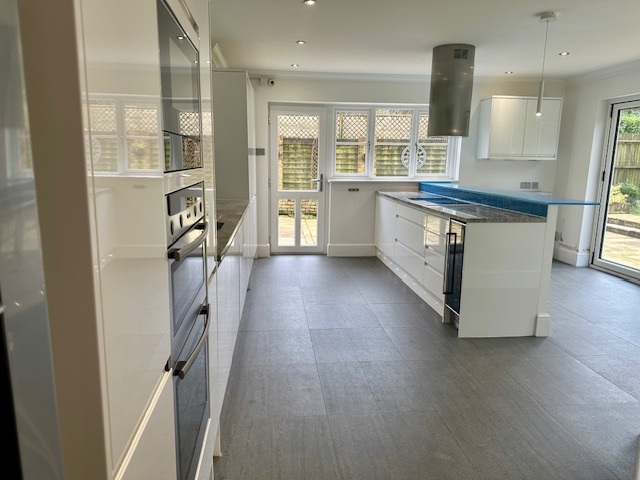 Howdens Kitchen With Breakfast Bar, Granite Worktops and Appliances ...