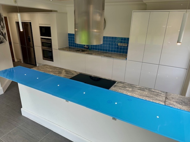 Howdens Kitchen With Breakfast Bar, Granite Worktops and Appliances ...