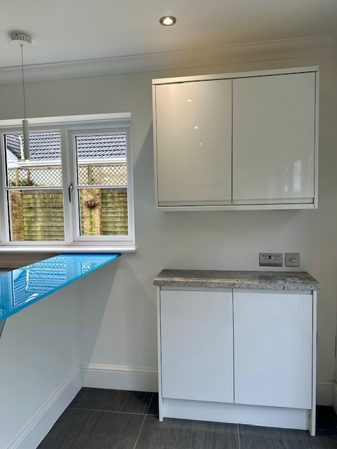 Howdens Kitchen With Breakfast Bar, Granite Worktops and Appliances ...