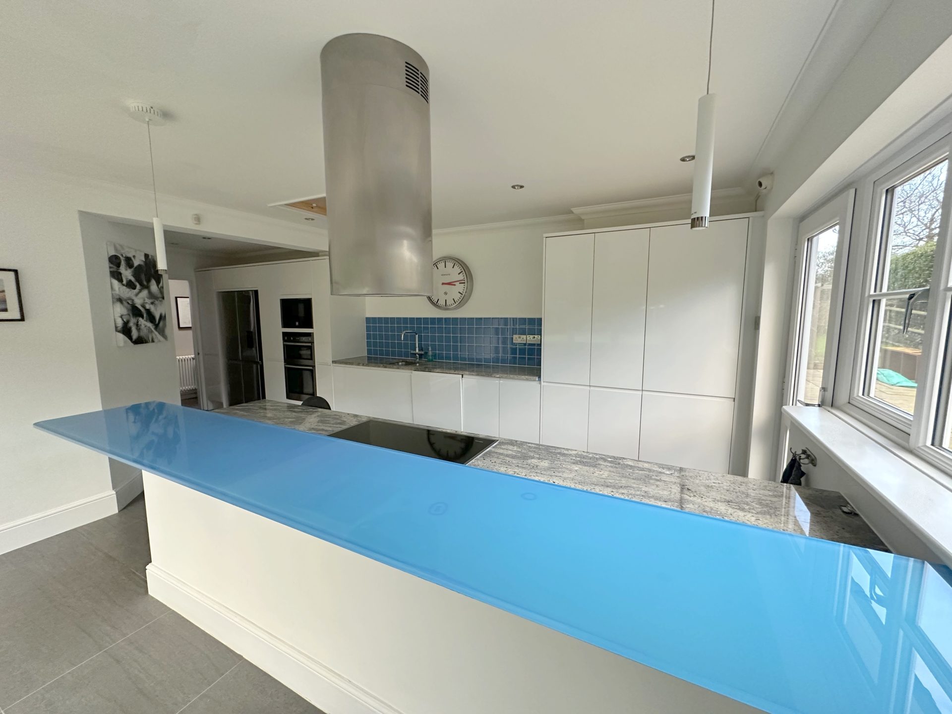 Howdens Kitchen With Breakfast Bar, Granite Worktops and Appliances ...