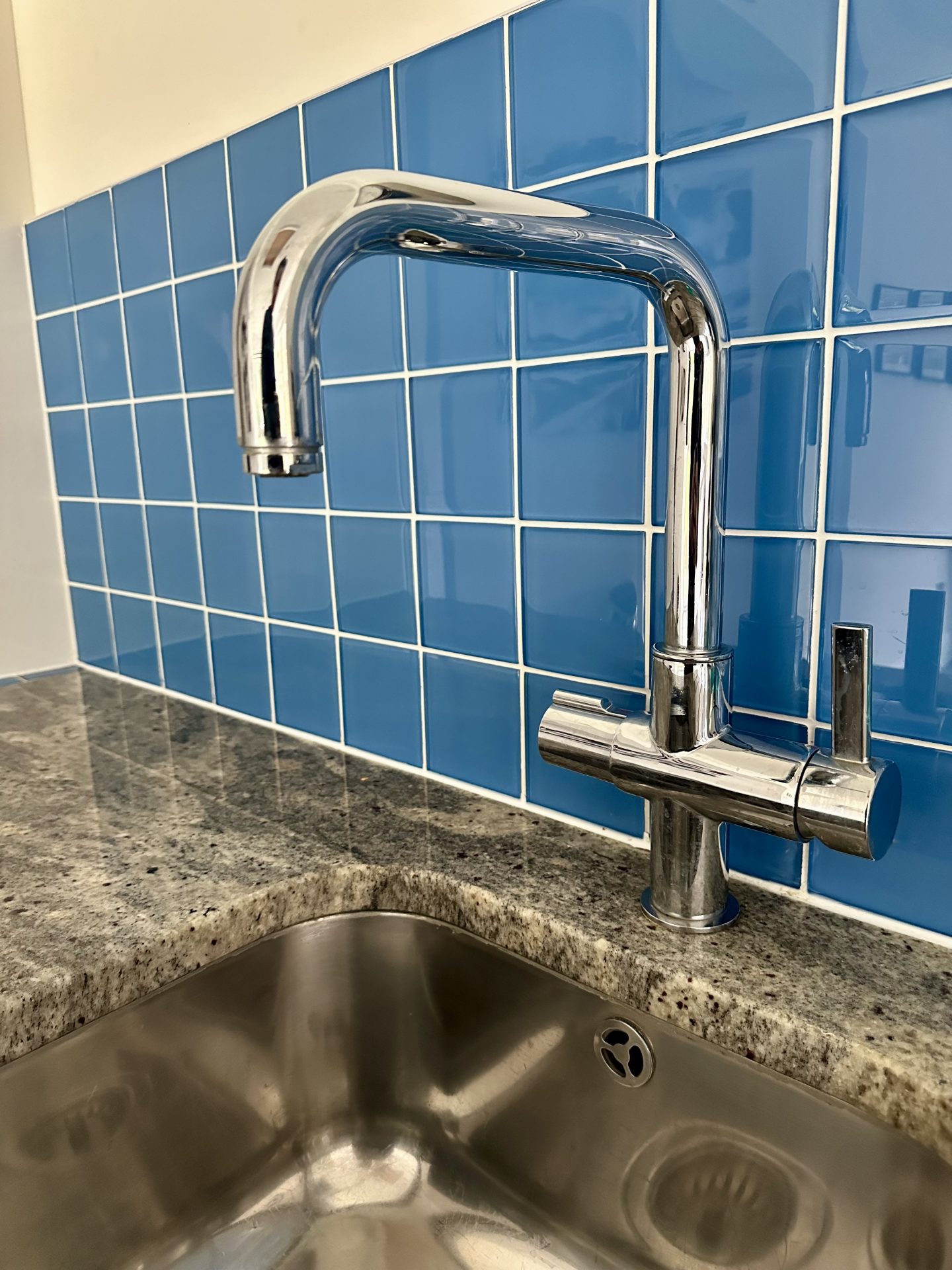 Howdens Kitchen With Breakfast Bar, Granite Worktops and Appliances ...