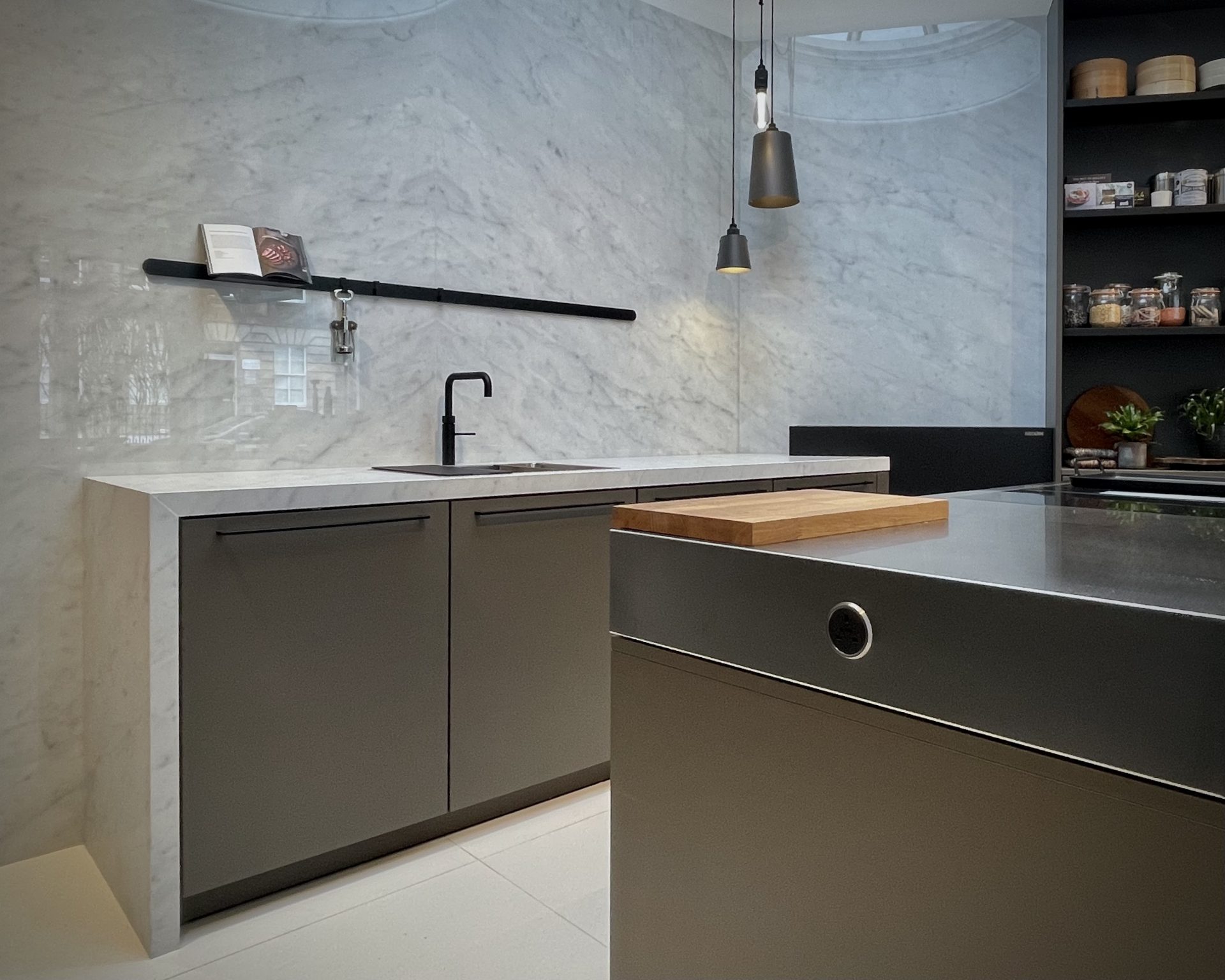 Siematic Urban Ex Display Kitchen – Island, Dresser & Appliances