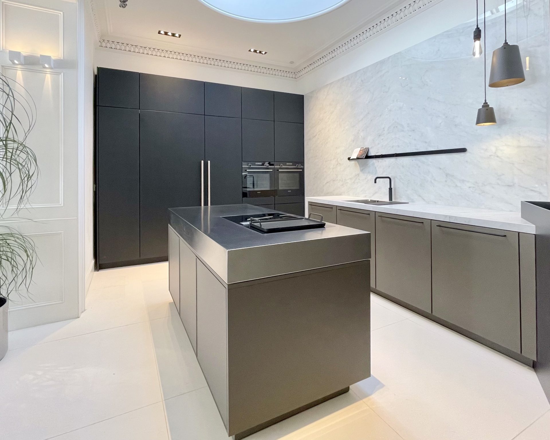 Siematic Urban Ex Display Kitchen – Island, Dresser & Appliances