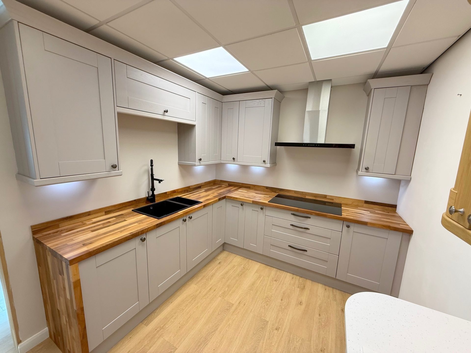 Ex Display Oak Painted Kitchen With Worktops and Appliances - The Used ...