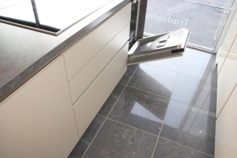 Ex Display Cappuccino Elba Gloss and Matt Pebble Kitchen with Appliances