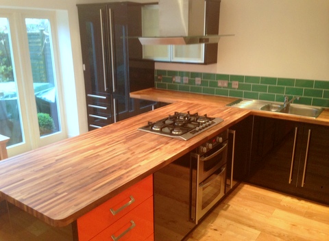 Approx 4yr Old Black Gloss Magnet Kitchen, Walnut Worktops and Appliances