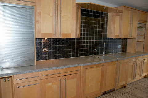 Approx 10yr Old Maple Kitchen, Corian Worktops & Appliances