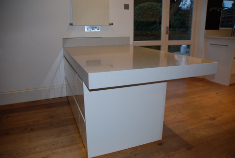 Approx 8yr Old White Gloss Hacker Kitchen, Worktops and Appliances