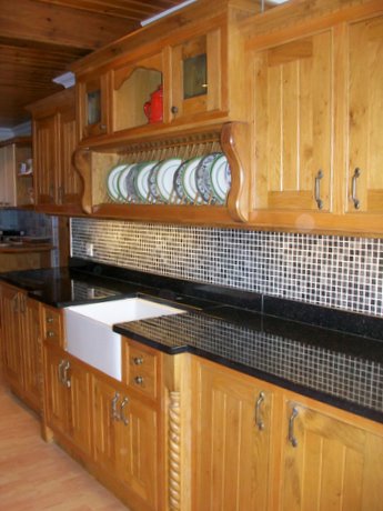 Ex display Hand Crafted Solid Pippy Oak Kitchen With Granite Worktops