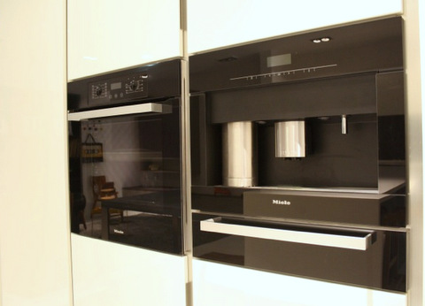 Ex Display High Gloss Record Cucine Kitchen, Quartz Worktops and Miele ...