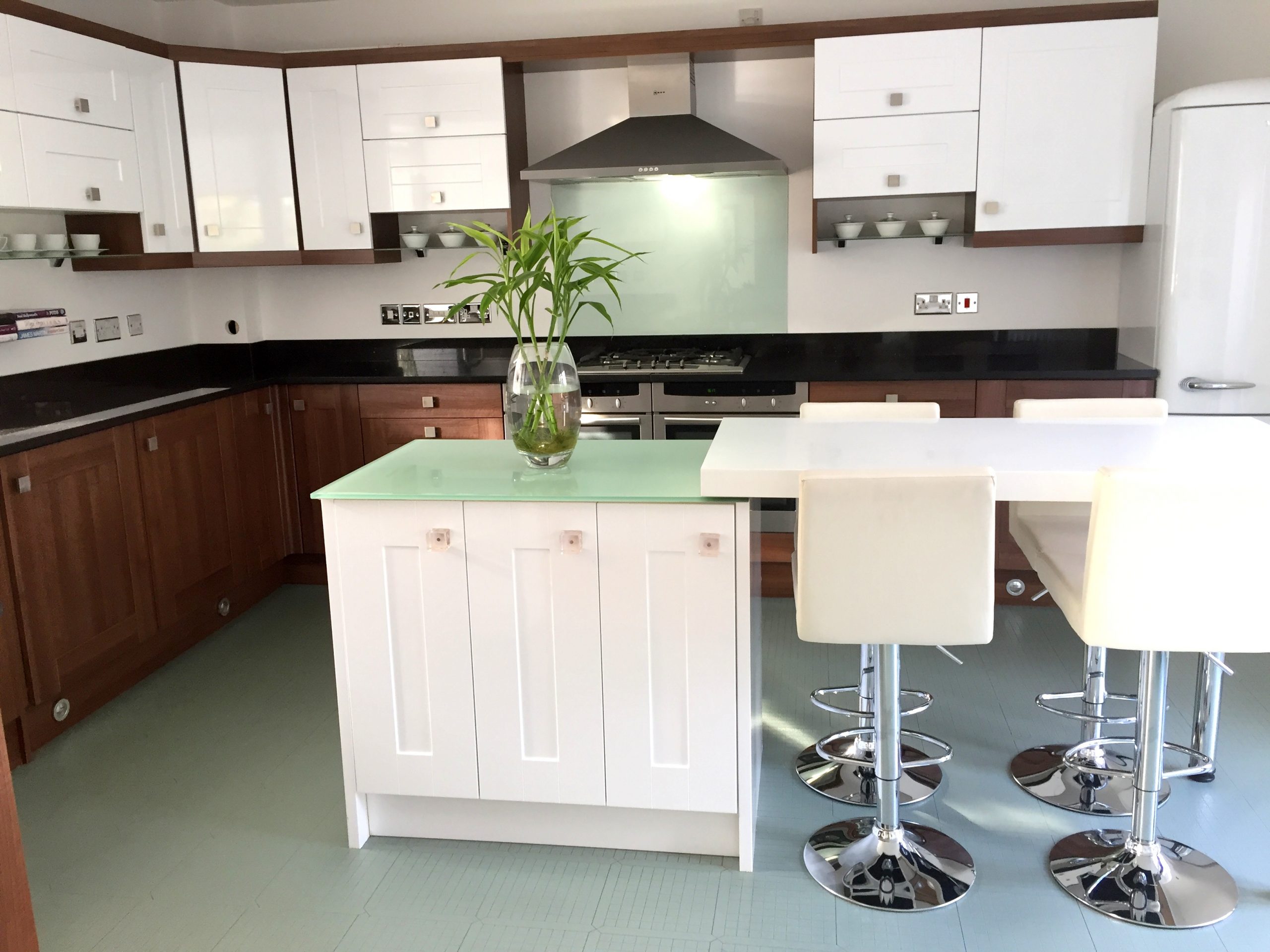 Approx 6yr Old Chippendale Kitchen, Island, Breakfast Bar, Worktops and ...