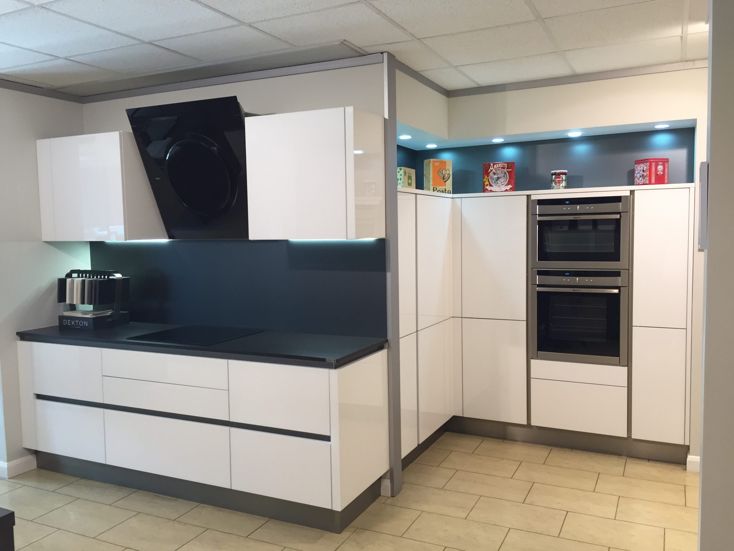 Ex Display Wellmann Vitus White Glass kitchen with Quartz Worktops and ...
