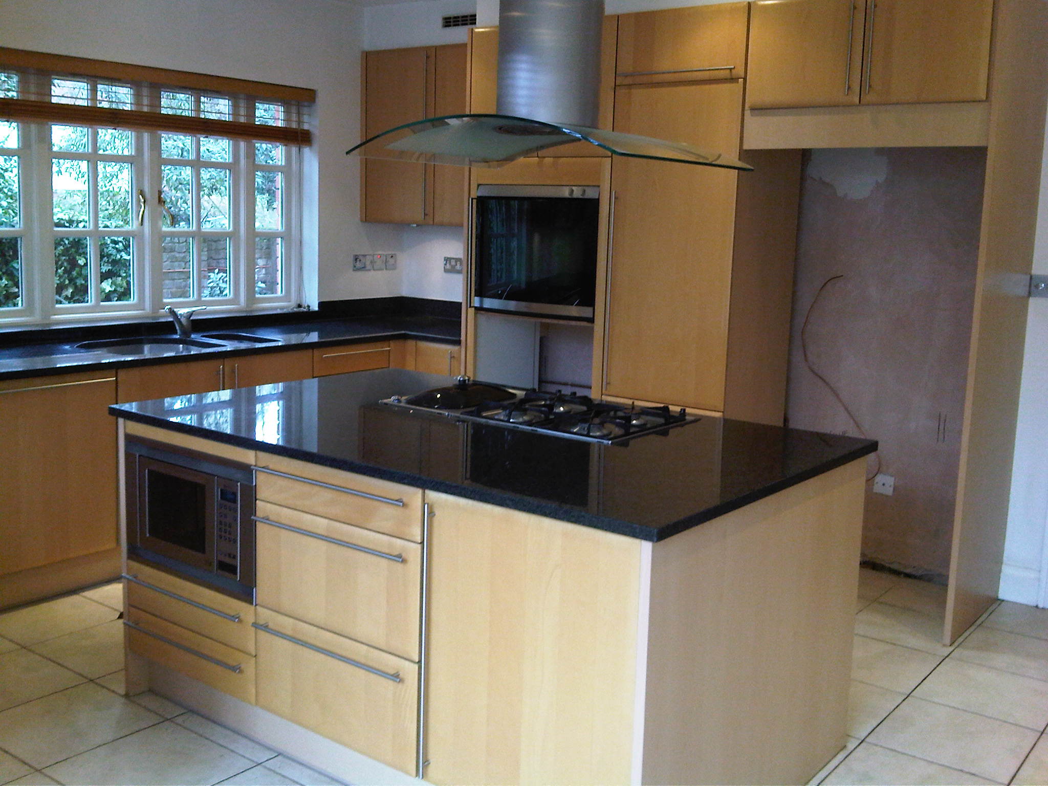 Approx 9/10yr old solid beech kitchen, granite worktops and appliances