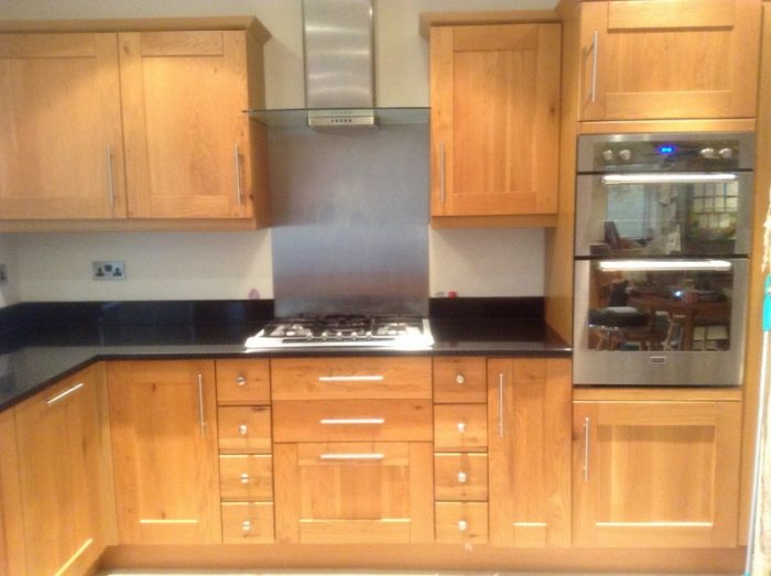 Approx 8yr Old Howdens Tewkesbury Oak Kitchen, Worktops and Appliances