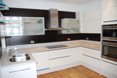 Approx 8yr Old White Gloss Hacker Kitchen, Worktops and Appliances