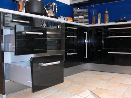 Ex-display Wellmann Kitchen with Quartz Worktops and Appliances