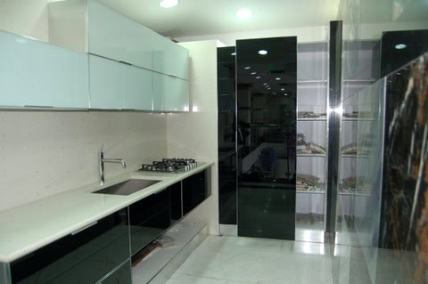 Ex-display Lacquered Glass Kitchen With Quartz Worktops And Appliances