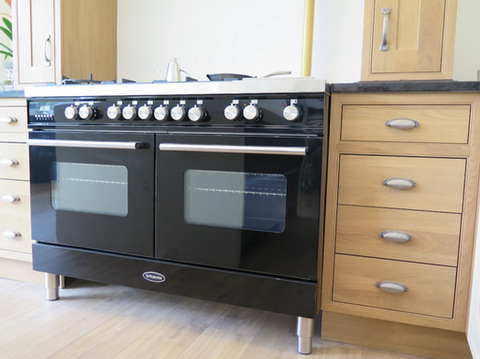 Ex Display English Revival Mereway Kitchen in Oak, Britannia Delphi ...