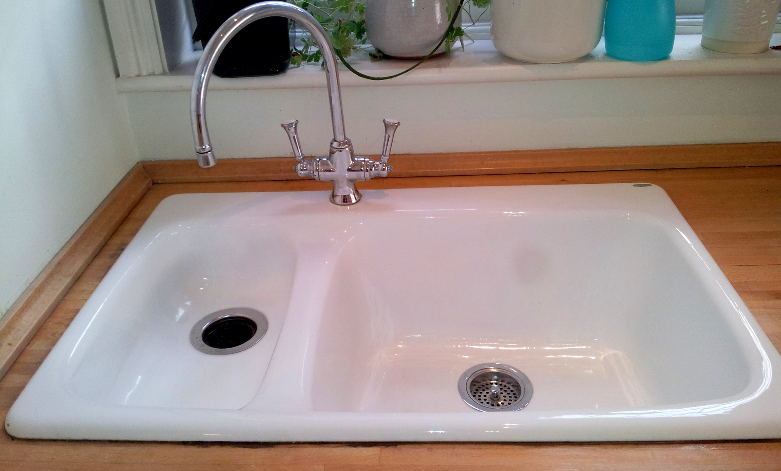 Approx 15yr Old Harvey Jones Shaker Kitchen, Larder, and Dresser with ...