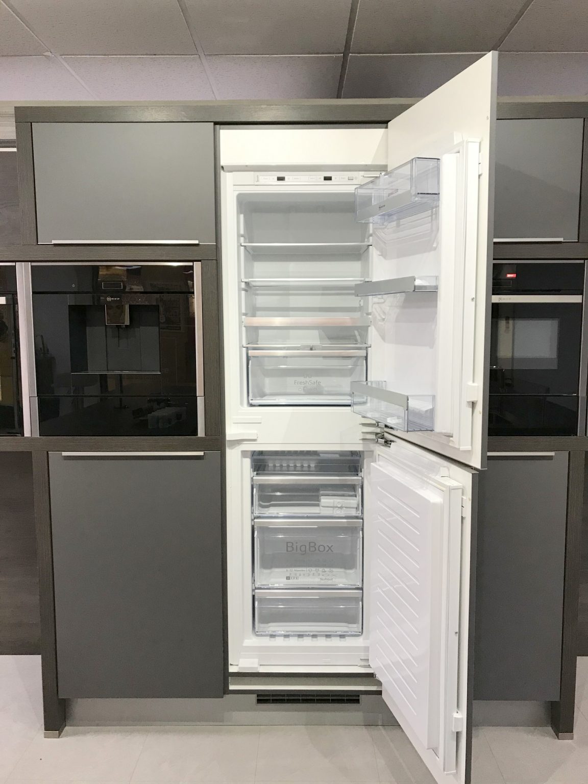 Ex Display Structura Gladstone Oak & Touch Slate Grey Nobilia Kitchen ...