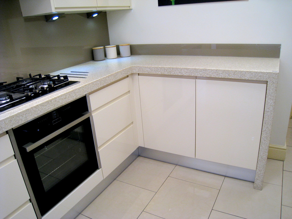Ex Display Crown Pineto Oyster High Gloss Kitchen | The Used Kitchen ...