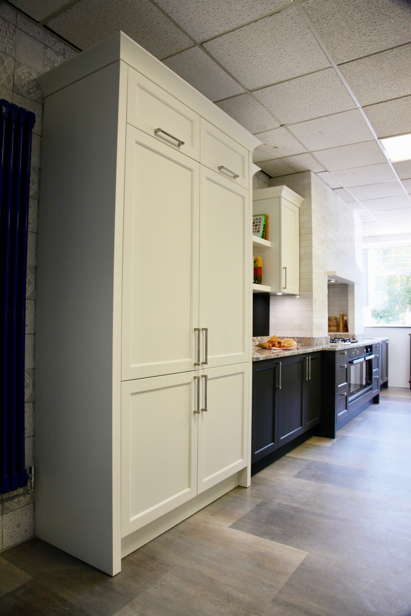 Ex Display Bristol White and Graphite Hacker Kitchen with Gas Hob