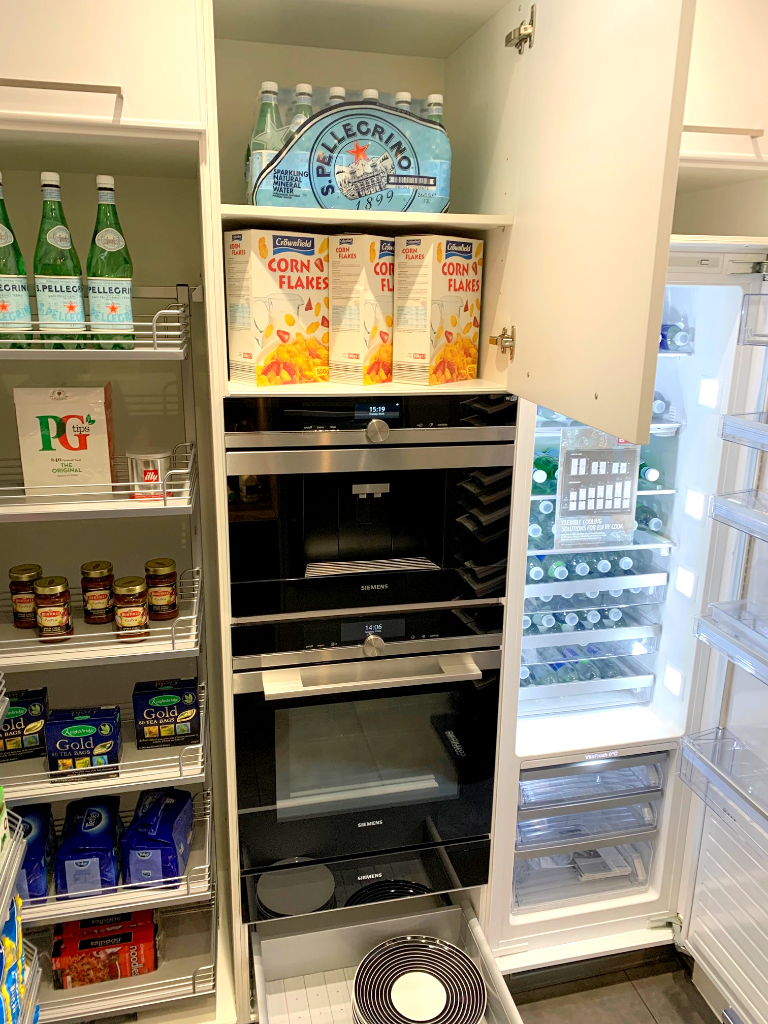 Ex Display Nolte Alpha Lack Bank of Tall Units with Siemens Appliances ...