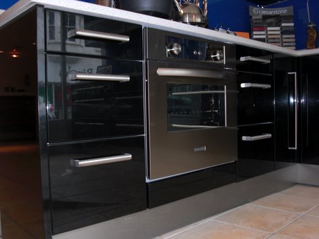 Ex-display Wellmann Kitchen with Quartz Worktops and Appliances