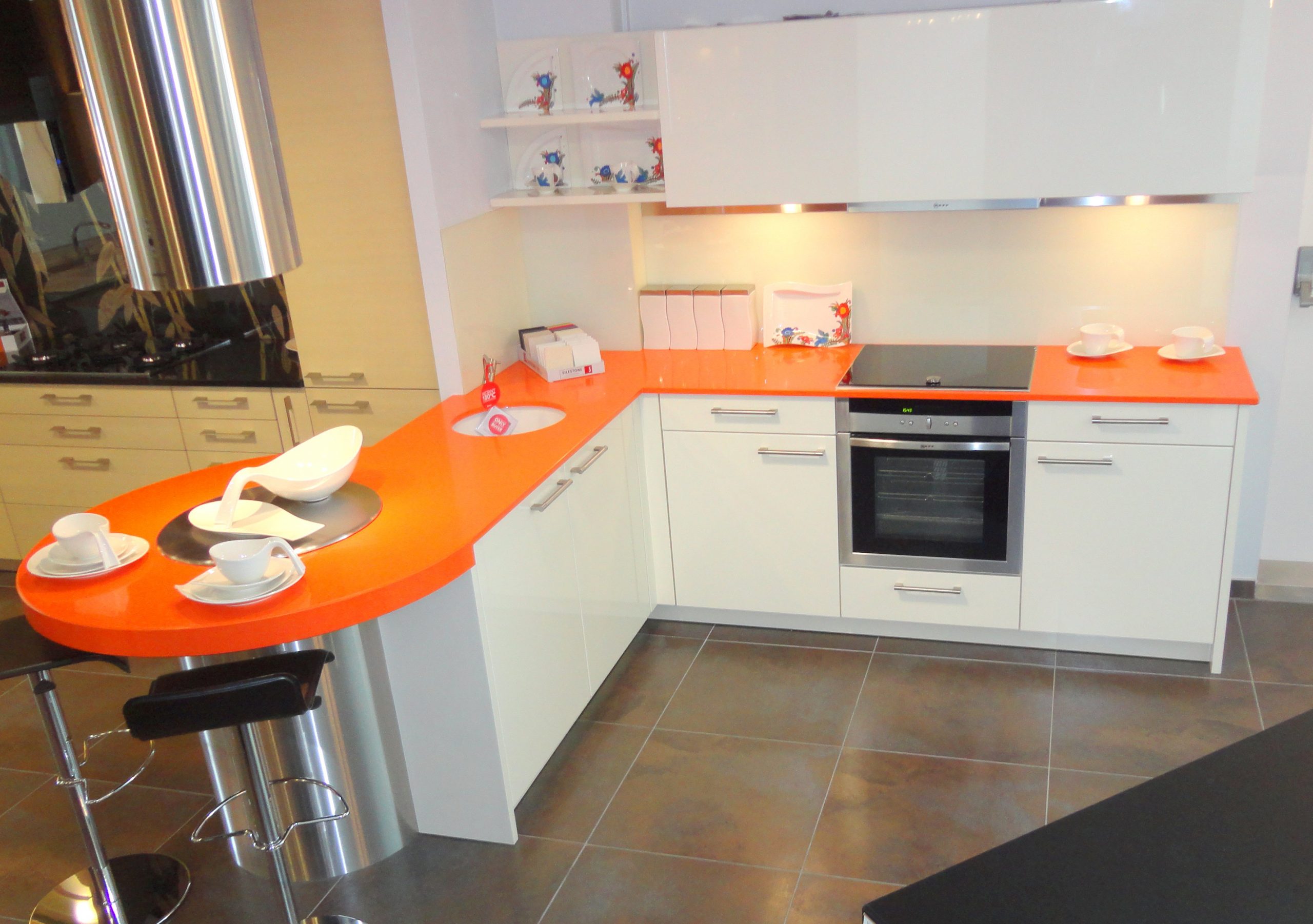 Ex Display Vanilla Gloss and Orange Leicht Kitchen, Silestone Worktops ...