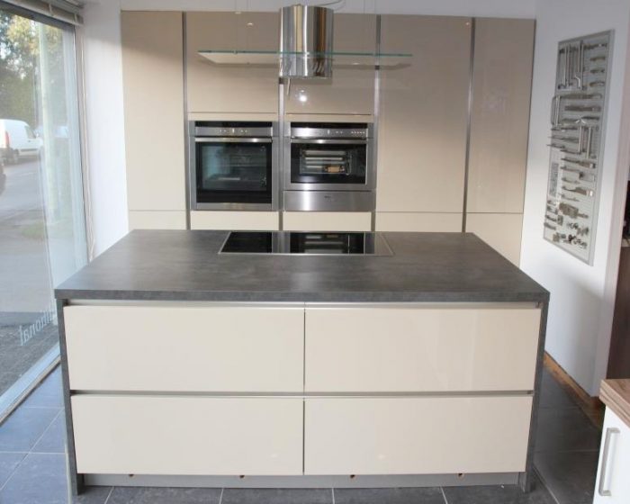 Ex Display Cappuccino Elba Gloss and Matt Pebble Kitchen with Appliances