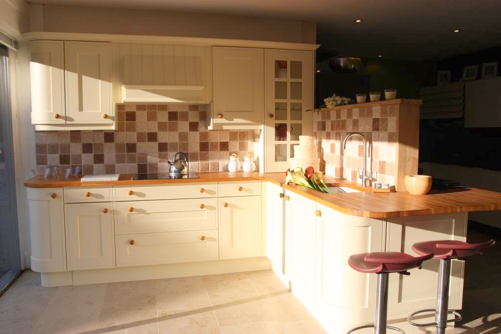 Ex Display Buttermilk Chippendale Kitchen with Oak Worktops and Some ...